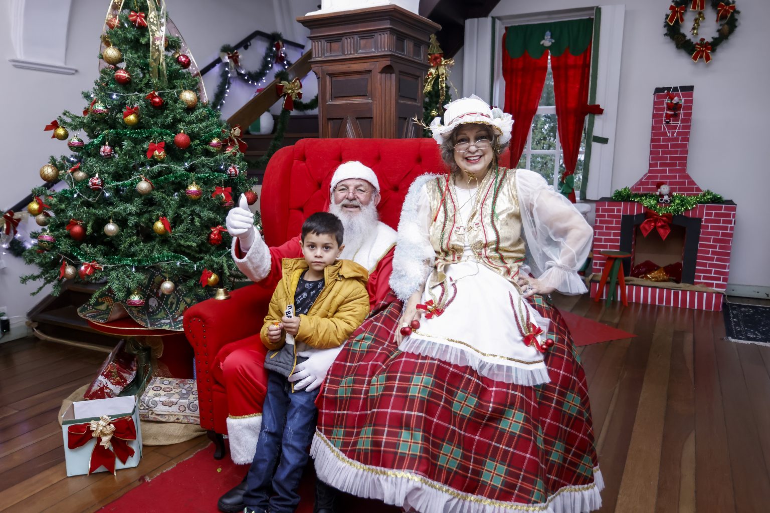 Casa do Papai Noel em Araucária está recebendo cerca de 400 pessoas por ...