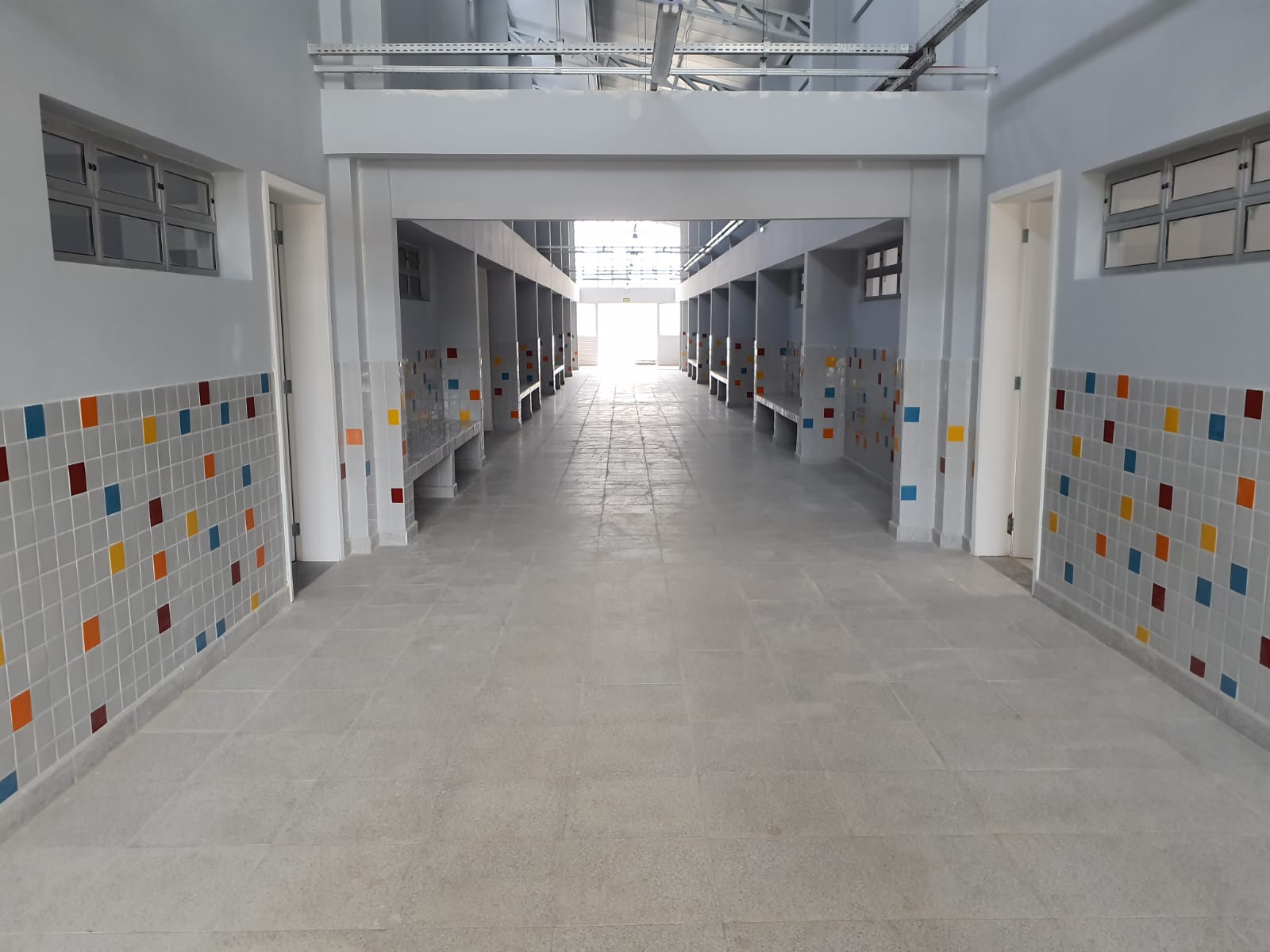 Fase final de obra: Mudança de móveis para Escola Nadir em Araucária ...